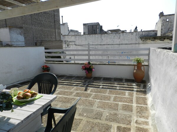Casa A Corte Con Terrazza  Nel  Centro Storico Di Taviano A 7 Km Dal Mare - Ugento