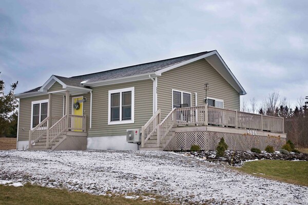 Welcome To Ruftop Ridge In The Finger Lakes. A Charming 2 Bedroom, 2 Bath Home. - Hammondsport, NY