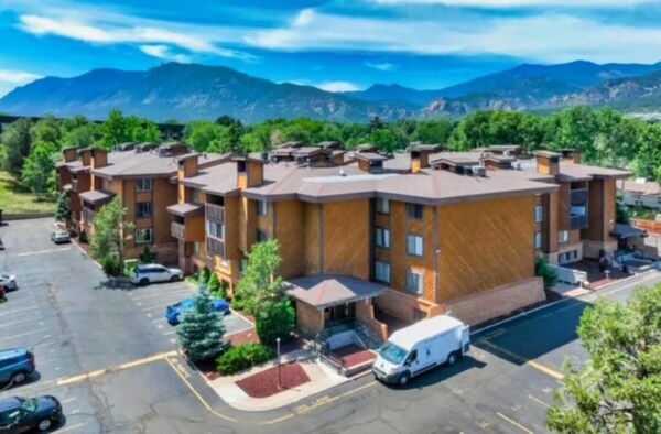 Modern Mtn Condo Cozy 2br Retreat Heated Pool - Colorado Springs