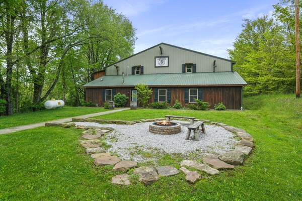 Buckets Lodge | Basketball | Pool | Theater - Hocking Hills State Park, OH