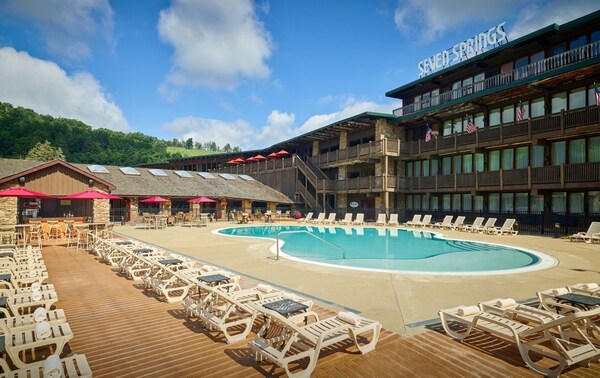 Champion Hotel | Queen Tower Room + In-room Perks - 펜실베이니아