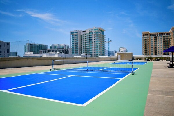 Downtown Sarasota 2br/2ba Retreat. Pool, Gym & Walkable To Dining & Arts! - Sarasota, FL