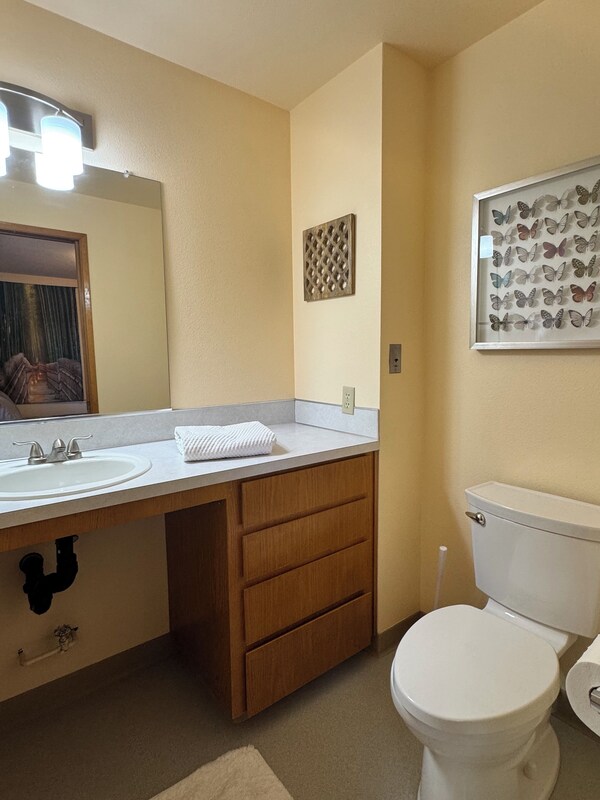 Sweet Bamboo Room With Half-bath In Delightful Sherwood With Ac, Wifi, Tv - Newberg, OR