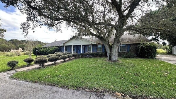 Charming House With 3 Bed/3 Bath In Ft. Pierce, Fl - Fort Pierce, FL