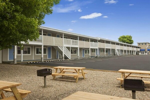 Deluxe 2 Queens Size Beds Hotel Room In Yarmouth, 2 Miles From Hyannis Main St. - Barnstable, MA