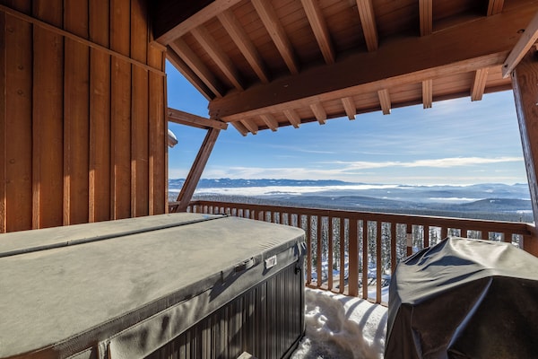 Cozy 3-bdr Ski-in/out Condo At Copper Kettle| Private Hot Tub & Dog Friendly - Big White Ski Resort, BC