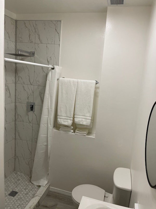 Prime 2-bedroom Apartment In Wonderful Avondale, 6 Miles To Downtown With Wifi - Chicago, IL