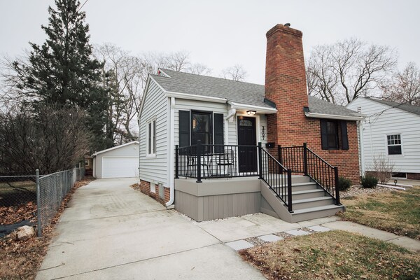 Stylish Beaverdale 2 Bedroom - King And Queen Beds - 2 Car Garage - Fast Wi-fi - Des Moines, IA