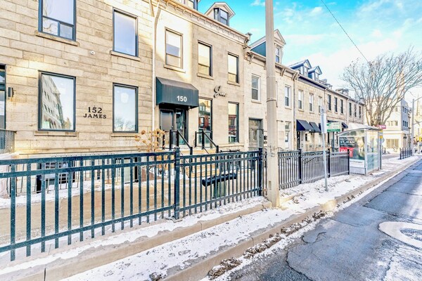 Enjoy At This Centrally Located Apartment On James St. S. Newly Reno'd 2-br Apt! - Hamilton