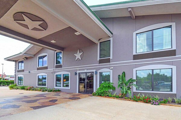 Two Double Beds At Scottish Inns Shenandoah Woodlands Mall, Free Parking - The Woodlands, TX