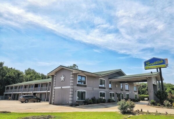 Scottish Inns & Suites Shenandoah Woodlands Mall, King Suite, Free Parking - The Woodlands, TX