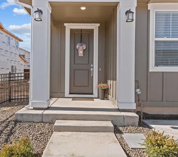 New 4-bedroom Townhome W/pool And 2 Car Garage In Welcoming Eagle With Ac, Wifi. - Meridian, ID