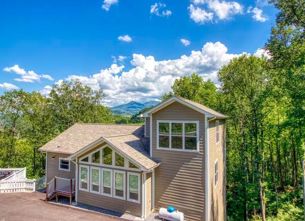 Great Cabin With Beautiful Views-sleeps 10 - Gatlinburg, TN