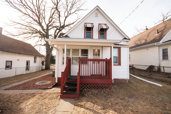 Spacious 5-bedroom House With Wi-fi And Washer/dryer In Convenient South Omaha - Omaha, NE