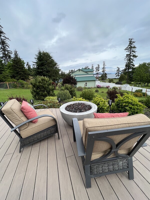 Serene Waterview Retreat/hot Tub/private Beach &Tennis Court/ Pet-friendly - Eastsound, WA