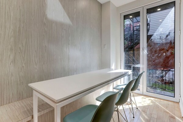 Chic 4br Plateau Haven | Heart Of Montreal - Montreal