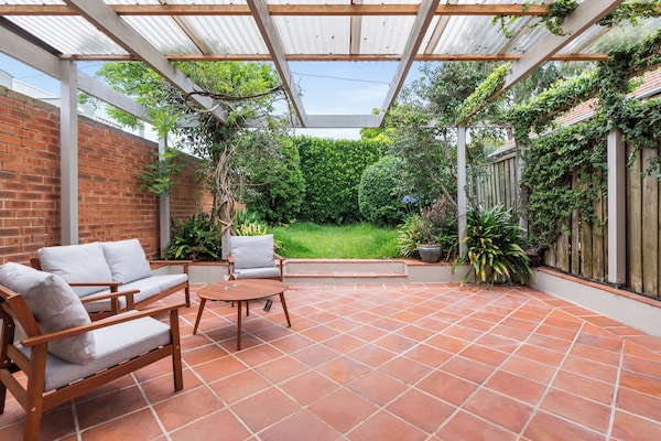 Luxury Renovated Home, Quiet Street- Light Modern - Manly