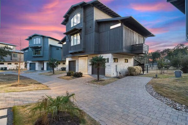 Serene And Luxurious Home. Hot Tub! Dog-friendly.\npeloton Bike + & Treadmill - Lago Vista, TX