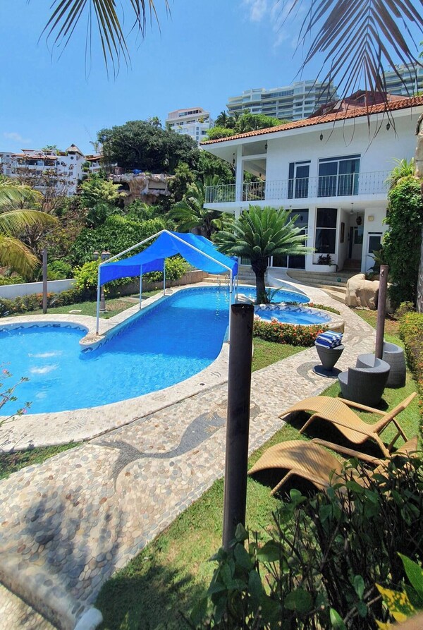 Spacious Hillside Villa With Stunning Bay&city Views In Amapas, Puerto Vallarta - Puerto Vallarta
