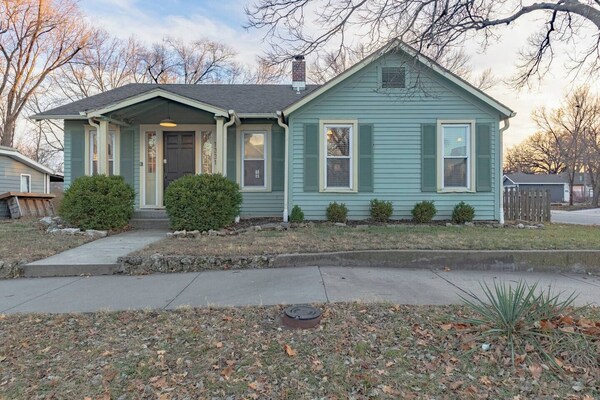 Charming Home W/ Fire Pit & Fenced Yard! - Tuttle Creek Lake, KS