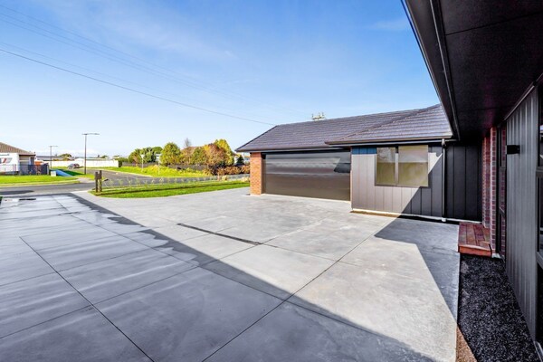 Family Home With Game Zone And Outdoor Fireplace, Sleeps 10. - New Plymouth
