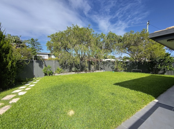 Quiet Cottage Like Family House Tucked Away In A Convenient Location - Gold Coast