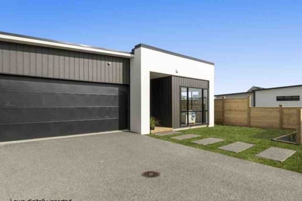 Modern Beach Retreat (4 Bedrooms） - Papamoa