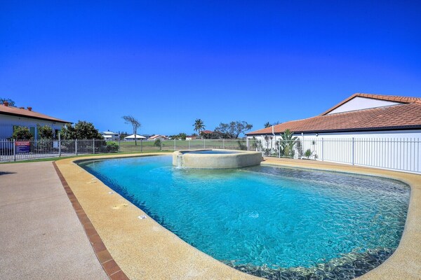 Charming Villa Located In Heart Of The Coral Cove Golf Resort - Elliott Heads