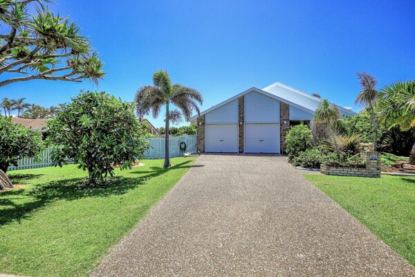 A Great Escape Nestled In The Picturesque Seaside Town Of Bargara - Bundaberg Central