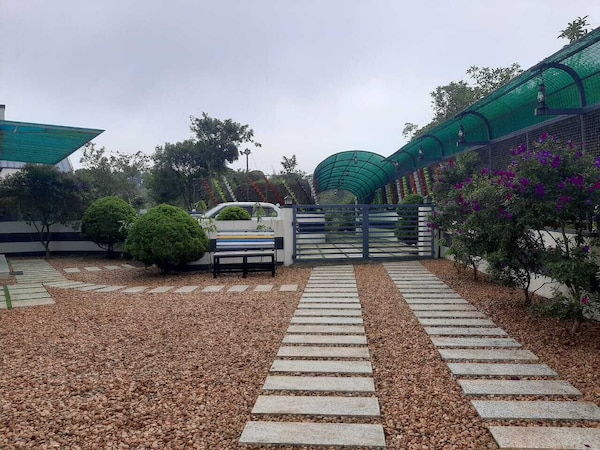 Escape To Serenity, Vagamon's Hidden Gem: Luxurious Poolside Haven. - Vagamon