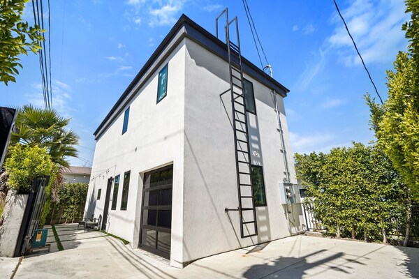 Newly Built 2 Bedroom 2.5 Bath House W/ Modern Finishes Pet And Family Friendly - Gardena, CA