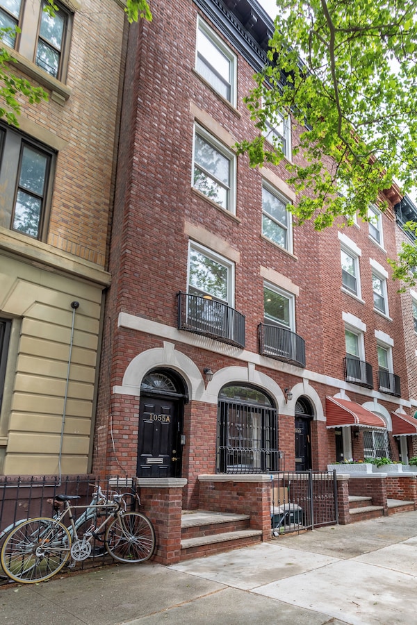 Stylish & Spacious 4-bedroom Townhouse With A/c And Backyard- Family Friendly! - Brooklyn, NY