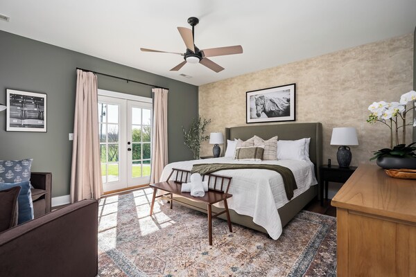 Farmhouse Luxury! 10 Min To Distilleries! Pool! Hot Tub! Quiet 7+acres! - Bardstown, KY