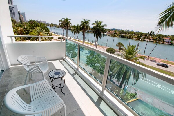 Getaway Suite W/ Spectacular Bay Views & Spacious Kitchen - Miami Beach, FL