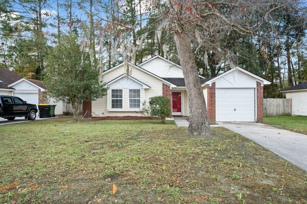 75'' Tv - Summer Retreat - King Bed, Large Yard, No Stairs - Pooler, GA