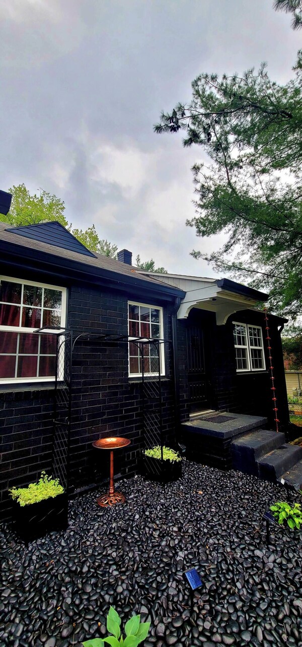 Password Parlor- Speakeasy Themed, Sleeps 4, Dog Friendly, Outdoor Relaxation - Bristol, TN