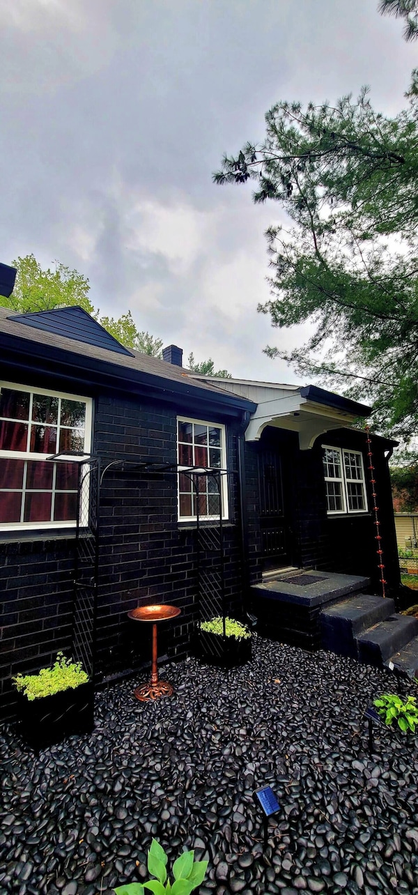 Password Parlor- Speakeasy Themed, Sleeps 4, Dog Friendly, Outdoor Relaxation - Bristol, TN