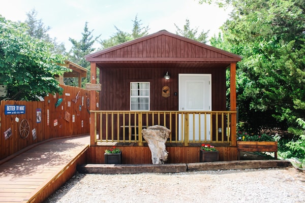New! #1 ~ Modern Hunting One Room Cabin ~ Wheelchair Accessible - Fall River State Park, Fall River
