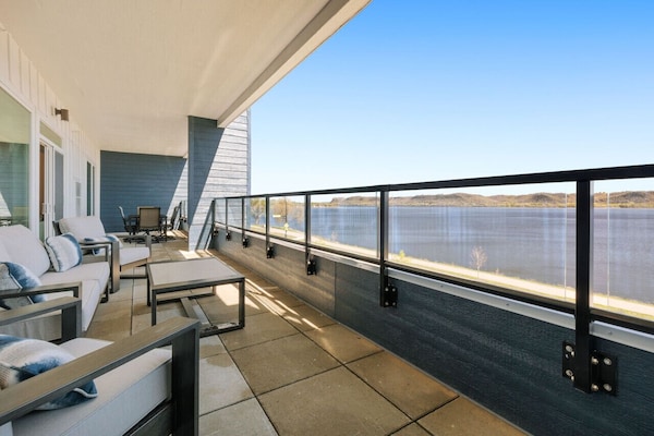 Top Floor Unit With Huge Patio Overlooking Lake Pepin - Unit 304 - Minnesota