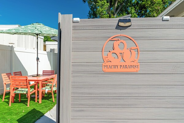 Peachy Paradise Tiny Home Getaway W/ Patio & Putting Green - Tampa