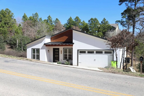 Master Suite/ Soaking Tub/ Spacious Kitchen - Bastrop, TX