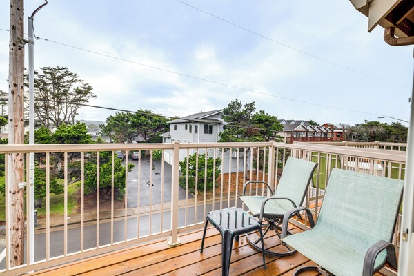 Walk To Lincoln City Beach: Townhome W/ Balconies! - Devil's Lake State Recreation Area, Lincoln City