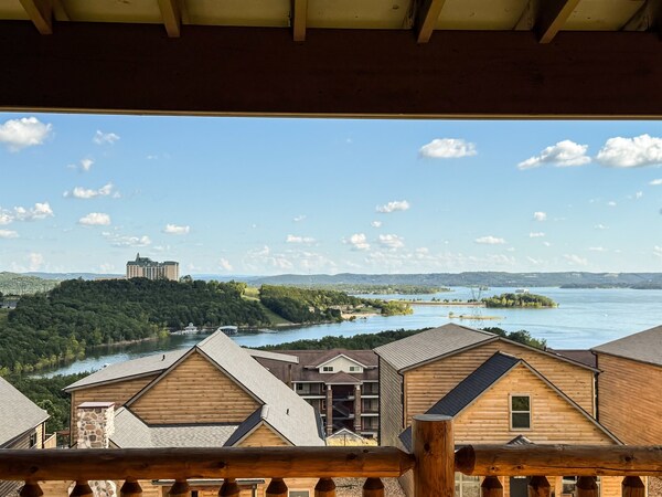 Dreamweaver Cabin | 180 Degree Views, Hot Tub, Dog-friendly, Pickleball - Branson, MO