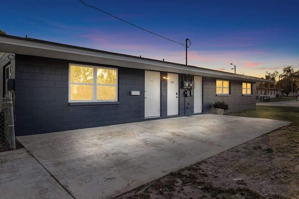 Spacious Duplex Zephyrhills #2 - Zephyrhills, FL