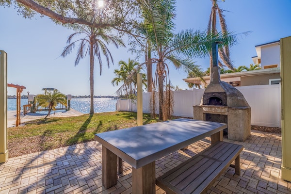 Pelican Cottage On 12th In Irb On The Water - Madeira Beach, FL