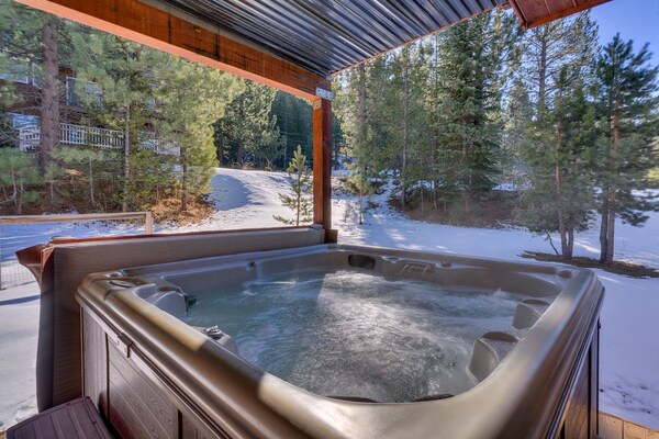 Hot Tub, Arcade, Poker Table, Built-in Bar, Grill: Pine View Manor - South Lake Tahoe, CA