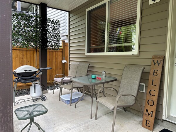 Lrg 1 Bdrm Ground Level Suite With A Private Entry In A Forest Setting. - Maple Ridge