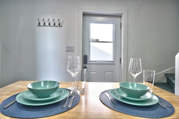 Sherby Lux: Central, Parking, Renovated, Sleeps 6 - Sherbrooke