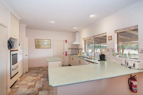 5 Bedroom 5 Bathroom Kinvarra Park Lodge - Dunsborough