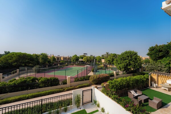 Luxury Arabian Ranches Villa On Pool And Park. - Dubaï